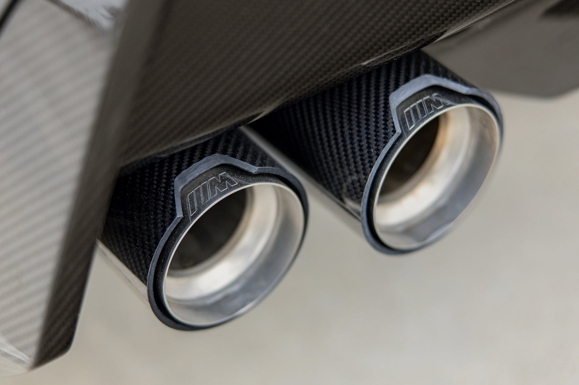 BMW M Performance 原廠 Carbon 碳纖維 四出尾飾管 For F70 | Grandy-Automotive